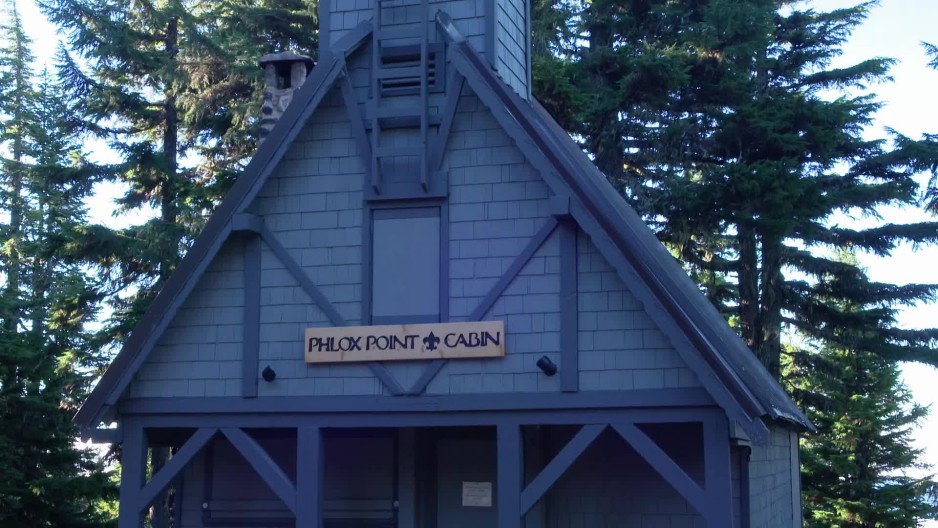 medium tilt up on phlox point cabin | ClipStock